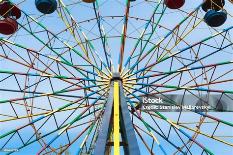 형형색색의 관람차 명소 유원지 어린이 엔터테인먼트 여러 가지 빛깔의 화려한 배경입니다 영감을 주는 비문을 위한 장소 Carnival에 대한 스톡 사진 및 기타 이미지