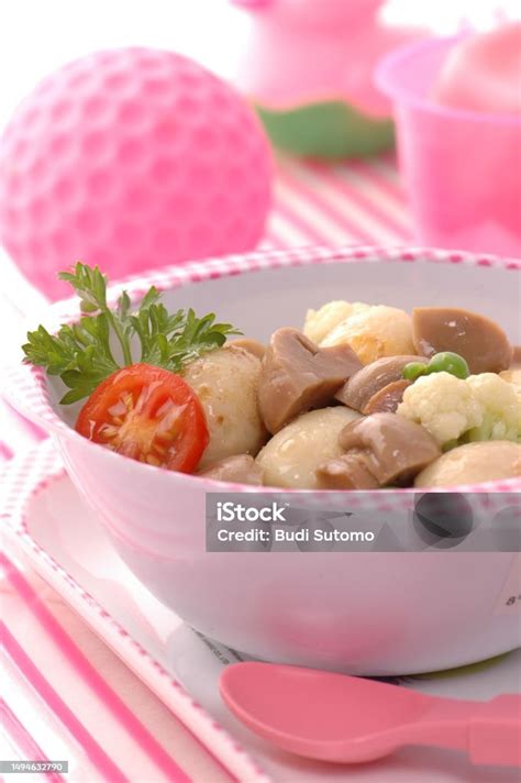 어린이와 유아를 위한 건강식 메뉴는 과일 퓌레 부드러운 찐 쌀 야채 퓌레 시리얼 죽 수프 및 닭고기 고기 생선 계란 우유와 같은 고단백 요리입니다 0명에 대한 스톡 사진 및