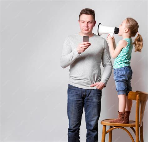 El Padre Con Un Teléfono Inteligente Ignora A La Hija El Niño Está Tratando De Atraer La