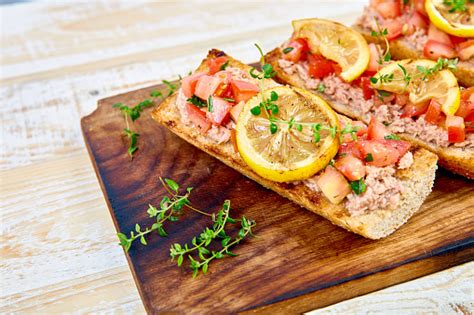 참치와 토마토를 곁들인 전채 브루스케타 이탈리아 요리 나무 판에 맛있는 이탈리아 안티 파스티 크로스 티니 공간을 복사합니다 0명에 대한 스톡 사진 및 기타 이미지 Istock