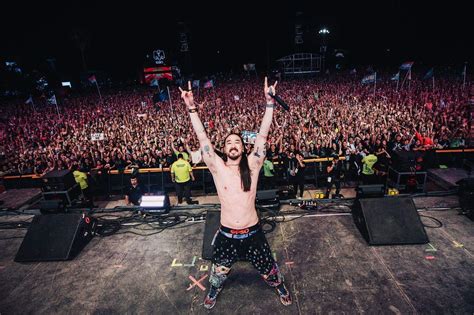 Steve Aoki And Wife Sashas Gender Reveal Onstage In Dubai
