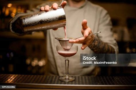 바텐더는 와인 잔 위에 체를 들고 셰이커에서 칵테일을 붓습니다 강철에 대한 스톡 사진 및 기타 이미지 강철 공휴일 근거리 초점 Istock