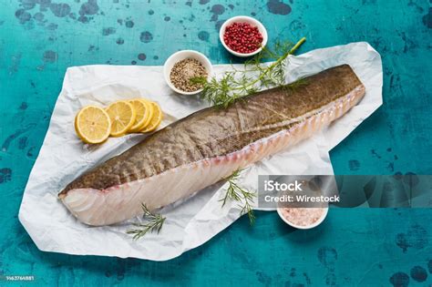 파란 식탁에 신선한 생선 필레와 다양한 향기로운 향신료와 허브의 높은 각도 전망 0명에 대한 스톡 사진 및 기타 이미지 0명 감귤류 과일 건강한 생활방식 Istock