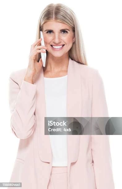 전면보기 카메라 1인 허리까지 초상화 2029세 성인 아름다운 금발 머리 긴 머리 코 카 서 스 여성 젊은 여성 비즈니스 맨