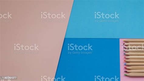 다채로운 연필과 다채로운 분홍색과 파란색 종이 배경에 여러 가지 색연필 검은 색 배경에 색연필 더미 개념 빈 종이로 인생을 시작하십시오 0명에 대한 스톡 사진 및 기타