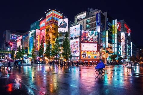 Luces De Ne N Y Anuncios De La Cartelera En Edificios En Akihabara En La Noche Lluviosa Tokio