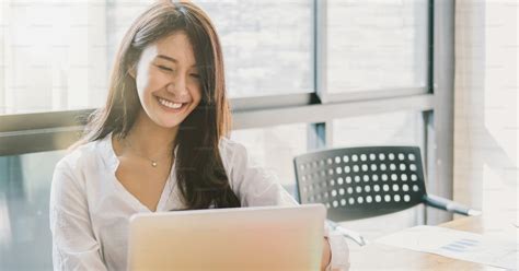 마케팅 계획을 위해 노트북에서 일하는 매력적인 아시아 사업가의 초상화 사진 Unsplash의 랩톱 이미지