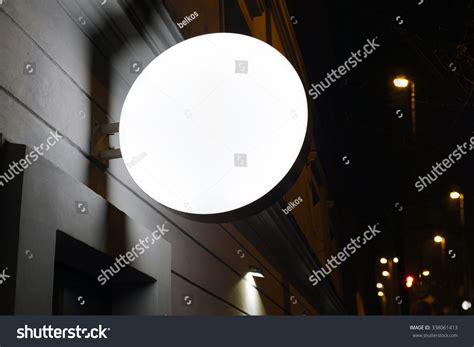 밤에 거리에 빈 표지판 스톡 사진 338061413 Shutterstock