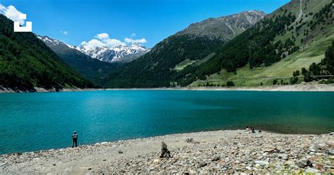 수역 옆 바위 해안에 서 있는 사람 사진 Unsplash의 무료 이탈리아 이미지