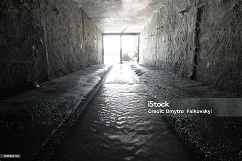 배수 하수 직사각형 터널에서 빠져 나옵니다 빈 콘크리트 도시 하수 시스템의 배수 수집기 0명에 대한 스톡 사진 및 기타 이미지 0명 강 개념 Istock