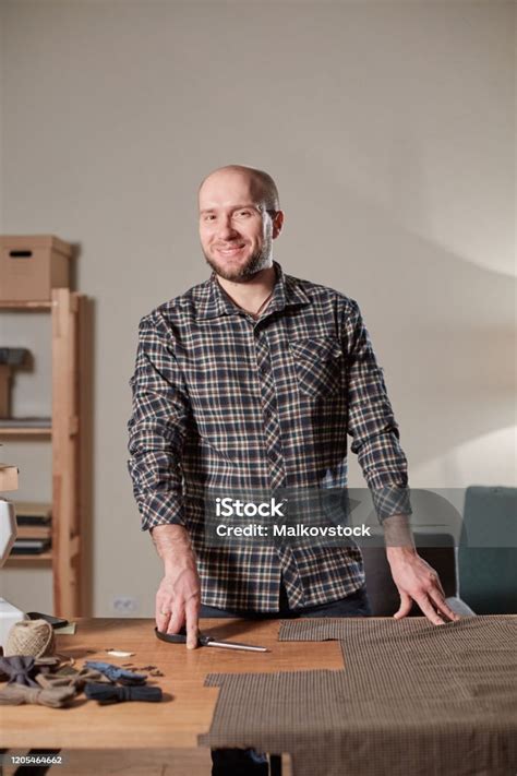 테일러커팅 울 원단 선 패턴을 참조하십시오 장인은 모직 직물의 나비 넥타이에 직사각형 공백을 만든다 섬유 스튜디오에서 재봉틀로 작업할 수 있습니다 가위에 대한 스톡 사진 및