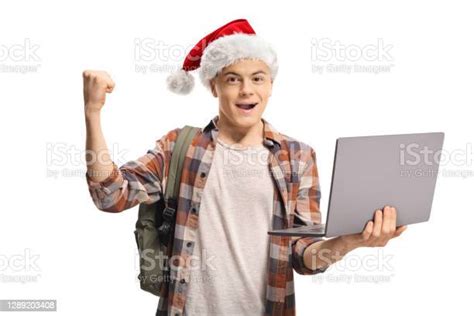 노트북을 들고 손으로 몸짓을하는 산타 클로스 모자를 가진 행복한 학생 크리스마스에 대한 스톡 사진 및 기타 이미지 크리스마스 노트북 대학교 Istock