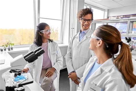 Wetenschappers Met Microscopen Die In Laboratoria Werken Stock