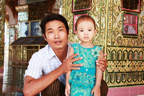 흰색과 검은색 체크무늬 단추 위로 셔츠를 입은 남자 옆에 파란색과 흰색 단추의 소년 사진 Unsplash의 무료 미얀마버마 이미지