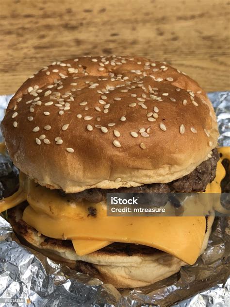 집에서 만든 미식가 버거 알루미늄 호 일에 녹은 치즈 슬라이스 패스트 푸드 쇠고기 햄버거 패티 참 깨 롤빵 치즈 버거 양상추 토마토 케첩 소스 미식가 버거 바 테이크아웃