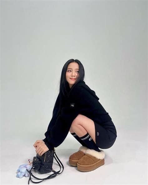 Jisoo 分手普賢後首度發文！親曬「情侶 Look 小物」另類合體她 粉絲樂喊：團員情才是真 Cool Style 潮流生活網