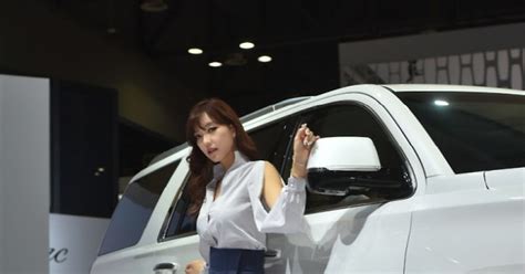 [포토] [서울모터쇼] 캐딜락 에스컬레이드에 기댄 레이싱 모델 강이나