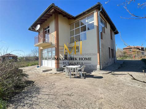 Съвременна двуетажна къща с 3 спални 2 бани и огромен двор находяща в село Трояново общи