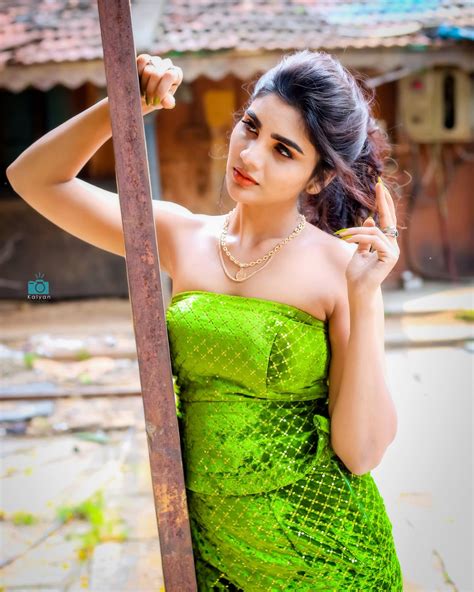 Varsha తెలుగుదనం ఉట్టిపడేలా చీరకట్టులో పాపిట బిళ్ళెట్టుకుని