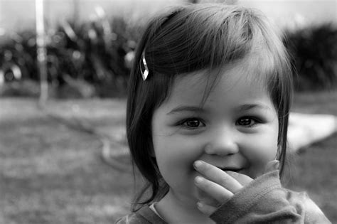 배경 화면 얼굴 화이트 검은 단색화 초상화 애정 사진술 흑발 정경 즐거움 시각 코 생명 감정 행복 사람 피부 가족 청소년 빛 아름다운