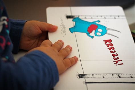 파란색과 흰색 종이를 들고 있는 사람 사진 Unsplash의 무료 그림책 이미지