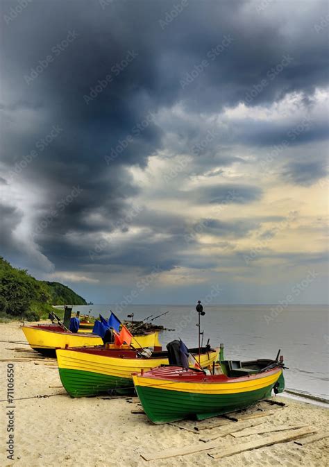 Krajobraz Morski Morze łodzie Rybackie Na Plaży Stock 写真 Adobe Stock