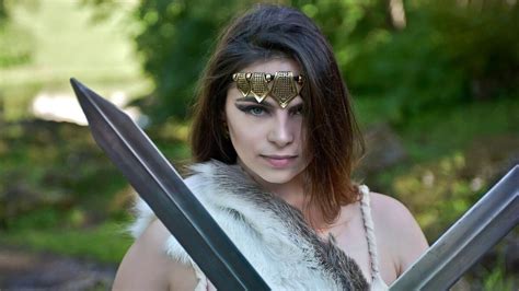 Девушка в лесу с двумя мечами · бесплатная фотография от Danastr картинки и обои на рабочий стол