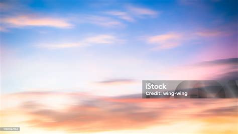 그라데이션 오버레이 오렌지 일몰 일출 흐림 효과 파스텔 배경 하늘 저녁 아름 다운 풍경 하늘색 보라색 새벽 시간 맑은 황혼 여름 가 봄 시즌 구름 맑은 태양 수평선 일 0