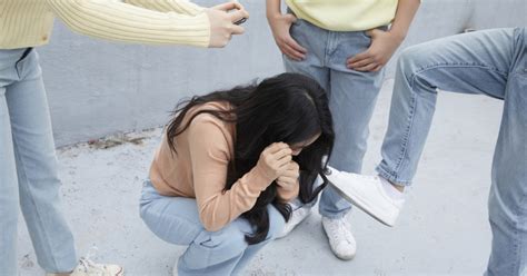 돈 내놔 여고생 목 조르며 강도짓 한 철없는 10대 도주했다 검거