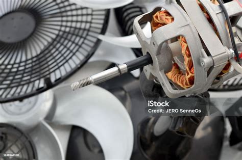 유지 보수 및 부품 교체의 개념을 나타내는 가정용 테이블 팬 모터의 세부 사항 손상된 부품을 교체해야 할 필요성에 대한 개념입니다 공연에 대한 스톡 사진 및 기타 이미지