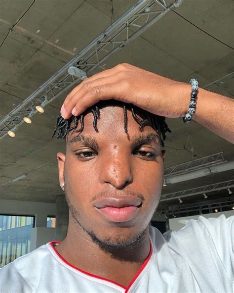 Cowok Ini Nggak Nyangka Dengan Bentuk Hidung Begini Bisa Jadi Model