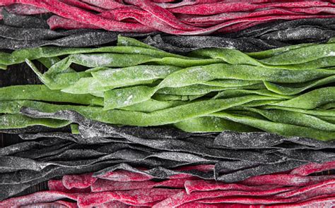 어두운 나무 배경에 3 집에서 만든 파스타 시금치와 핑크 붙여넣기 오징어 잉크 녹색 파스타와 블랙 파스타 건강한 생활방식에 대한 스톡 사진 및 기타 이미지 Istock