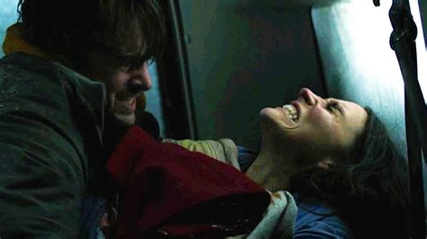 Женщина и ее муж пытаются ВЫЖИТЬ в запертой машине без еды и воды [краткий пересказ] Youtube