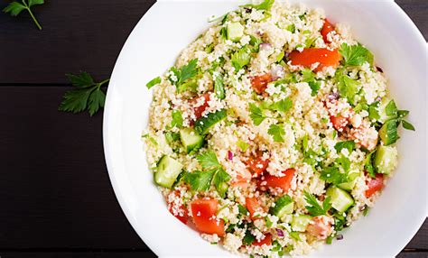 전통적인 레바논 샐러드 타불레 파슬리 토마토 오이 레몬 올리브 오일쿠스쿠스 중동 요리 맨 위 보기 복사 공간 건강한 생활방식에 대한 스톡 사진 및 기타 이미지 Istock