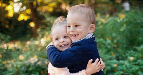 쌍둥이 유아 남매 소년과 소녀가 가을 숲에 서서 껴안고 있는 초상화 사진 Unsplash의 유아 이미지