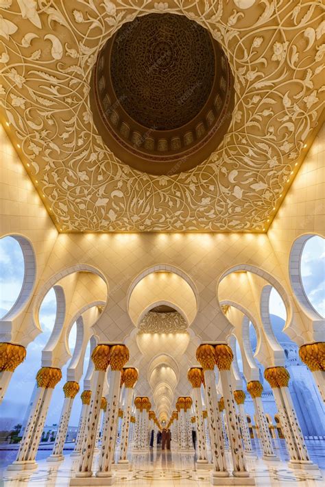 아부다비 셰이크 자이드 그랜드 모스크 황혼의 기둥 초상화 형식 아랍 에미리트 프리미엄 사진