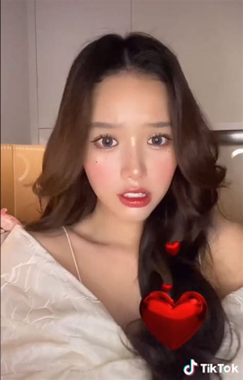 Hot TikToker Đồng Tháp tự tung clip lộ nhan sắc mặt mộc khác biệt