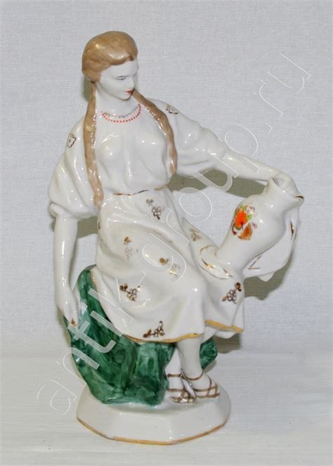 Статуэтка «Девушка с кувшином