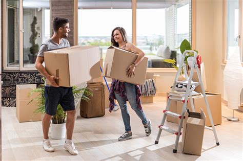 그들의 새 아파트에서 골 판지 상자를 들고 하는 동안 통신 젊은 행복 한 커플 새로운에 대한 스톡 사진 및 기타 이미지 새로운 아파트 2명 Istock