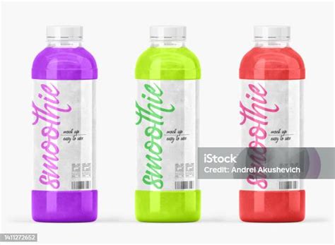 라벨 디자인의 플라스틱 스무디 병 과일 또는 야채 음료 해독 칵테일이있는 투명한 용기의 현실적인 세트 블루 베리 키위 및