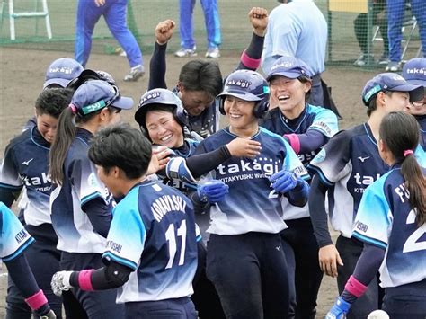 地元最終戦でサヨナラ勝ちを決め、喜ぶタカギ北九州の選手たち。写真中央は生還した樋口菜美（2）、その左はサヨナラヒットを放った細見真由