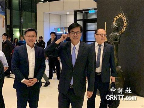 陈其迈抵辩论会现场 拉耳朵证明没戴耳机