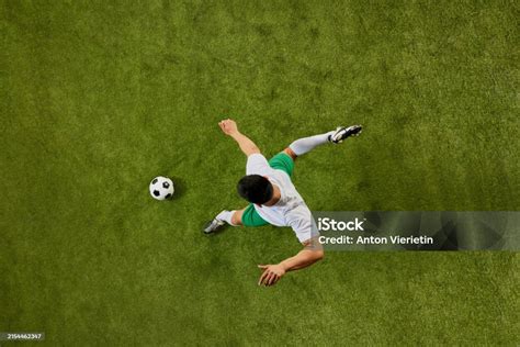 잘 관리된 경기장에서 공을 찰 준비를 하고 있는 축구 선수의 역동적인 조감도 사진입니다 20 24세에 대한 스톡 사진 및 기타 이미지 20 24세 2024년