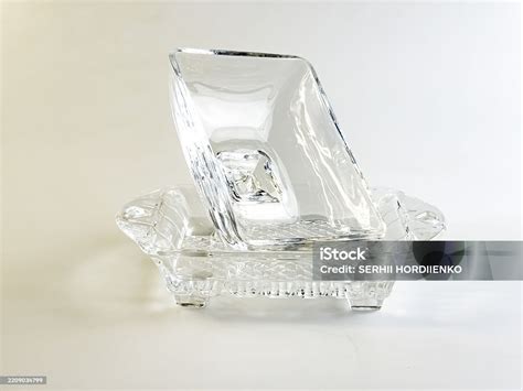 흰색 배경에 버터를 저장하기 위한 뚜껑이 있는 유리 용기입니다 0명에 대한 스톡 사진 및 기타 이미지 0명 결정체 깨끗한 Istock