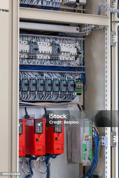 산업 안전 개념 Ppe 전문 작업자 또는 전기에 대 한 작업 전기 드릴 Hardhat 장갑 및 투명도 안경 도구 상자에 넣어 개념에 대한 스톡 사진 및 기타 이미지 Istock