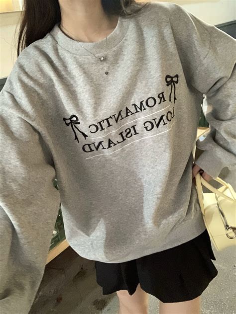 핑크라벨 동영상리본 레터링 배색 자수 포인트 라운드 맨투맨 티셔츠 Sb327038