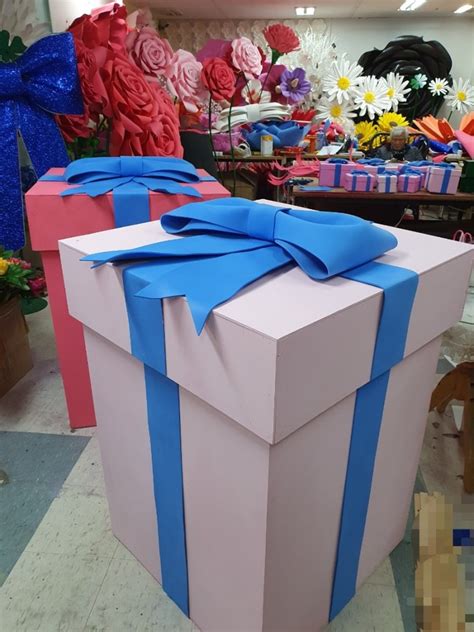 디자인센스 갤러리아백화점 선물상자 포장 대형박스 제작 커피점 Led꽃 뮤직비디오촬영 카페 대형리본 크리스마스장식 초대형리본 조명숙플라워 인테리어 벽장식 포토존 방송소품 간판