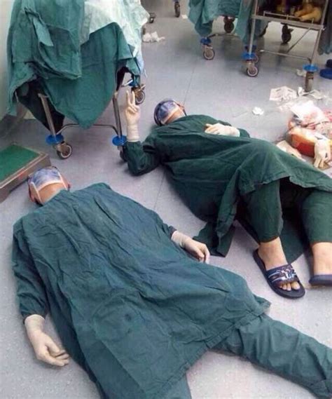 3名医生连做32小时手术 累瘫在手术台边