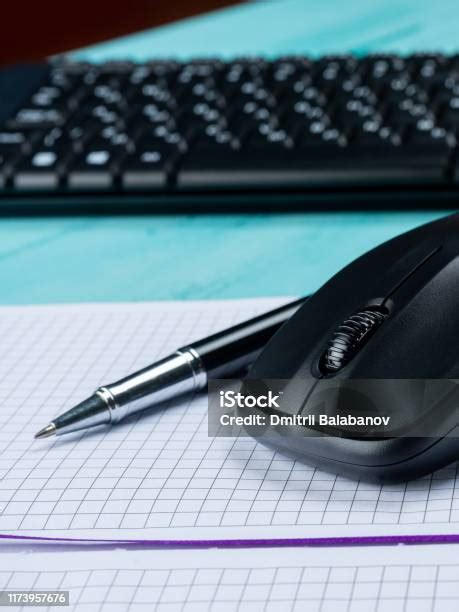 사무실 테이블 데스크 빈 노트 책 키보드 사무용품 나무 배경에 작업 공간 공란에 대한 스톡 사진 및 기타 이미지 공란 공부 나선형 Istock