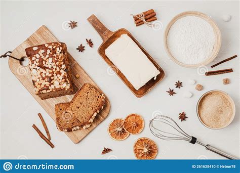 Torta De Pan De Jengibre Tradicional Francesa Con Ingredientes Foto De Archivo Imagen De